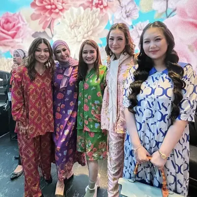 9 Inspirasi Outer Mewah Hijab yang Sedang Tren 2025, Bisa untuk Keseharian hingga Hadiri Acara ...