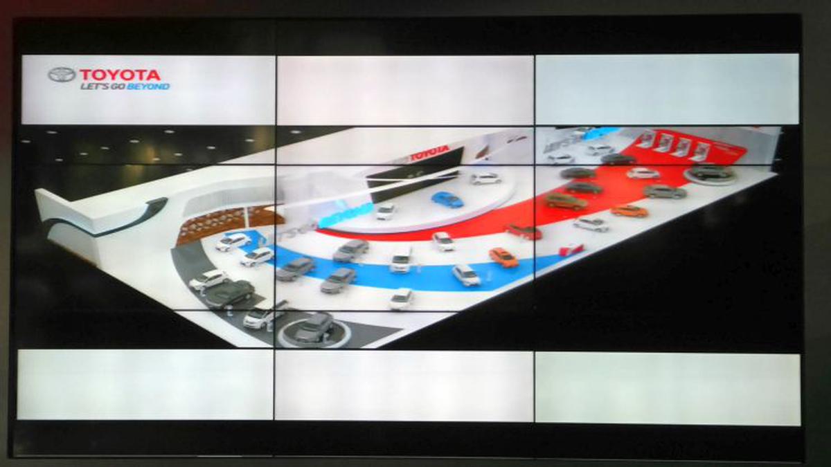 Mobil Komersial `Nebeng` di Booth Toyota