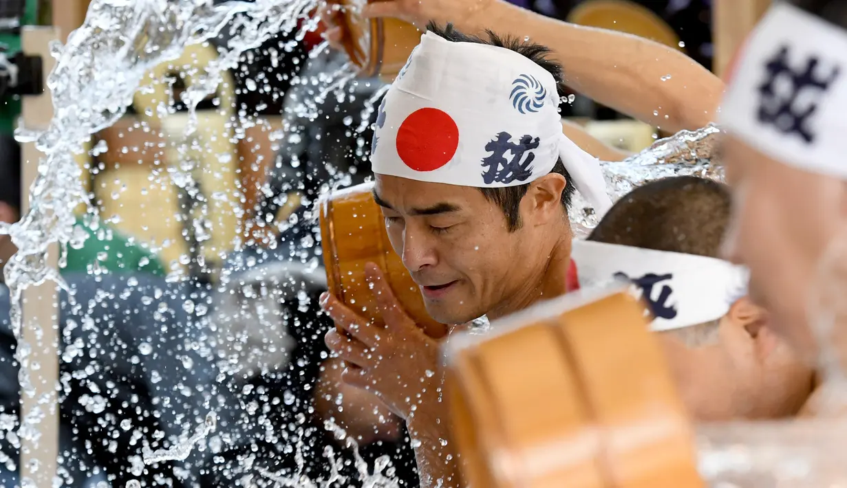 FOTO: Penganut Shinto Sucikan Diri dan Jiwa Lewat Ritual Mandi Air ...