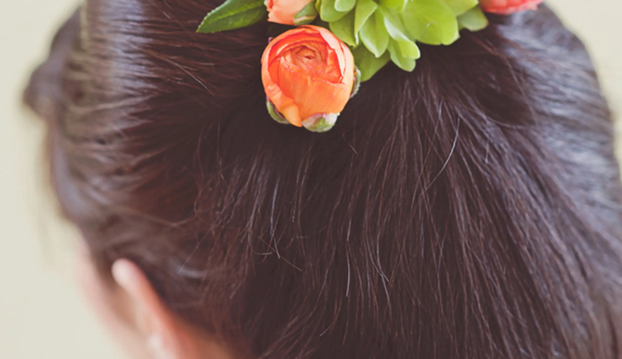 7 Inspirasi Hair Do Pernikahan Menggunakan Bunga Segar - Photo Fimela.com