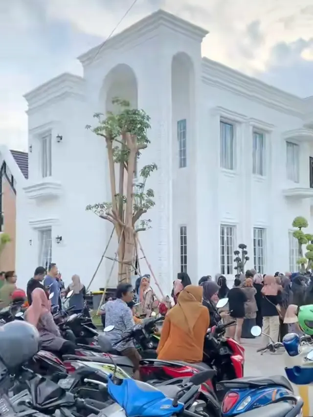 10 Potret Rumah Angel Tacik Viral Bak Istana di Tengah Kampung, Mepet ...