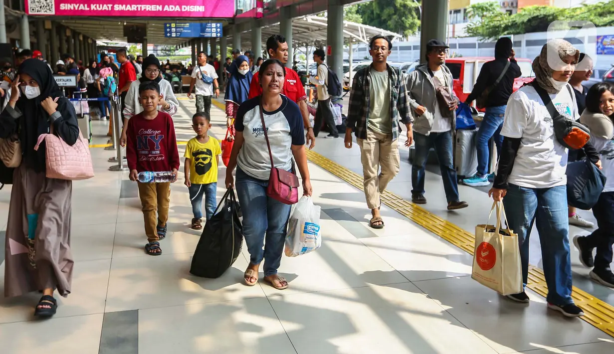 Sepekan Jelang Lebaran, Stasiun Pasar Senen Diserbu Pemudik - Foto Liputan6.com