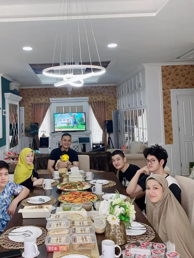 6 Potret Keluarga Fadlan Muhammad dan Lyra Virna, Harmonis Bareng 6 Anak - Hot Liputan6.com