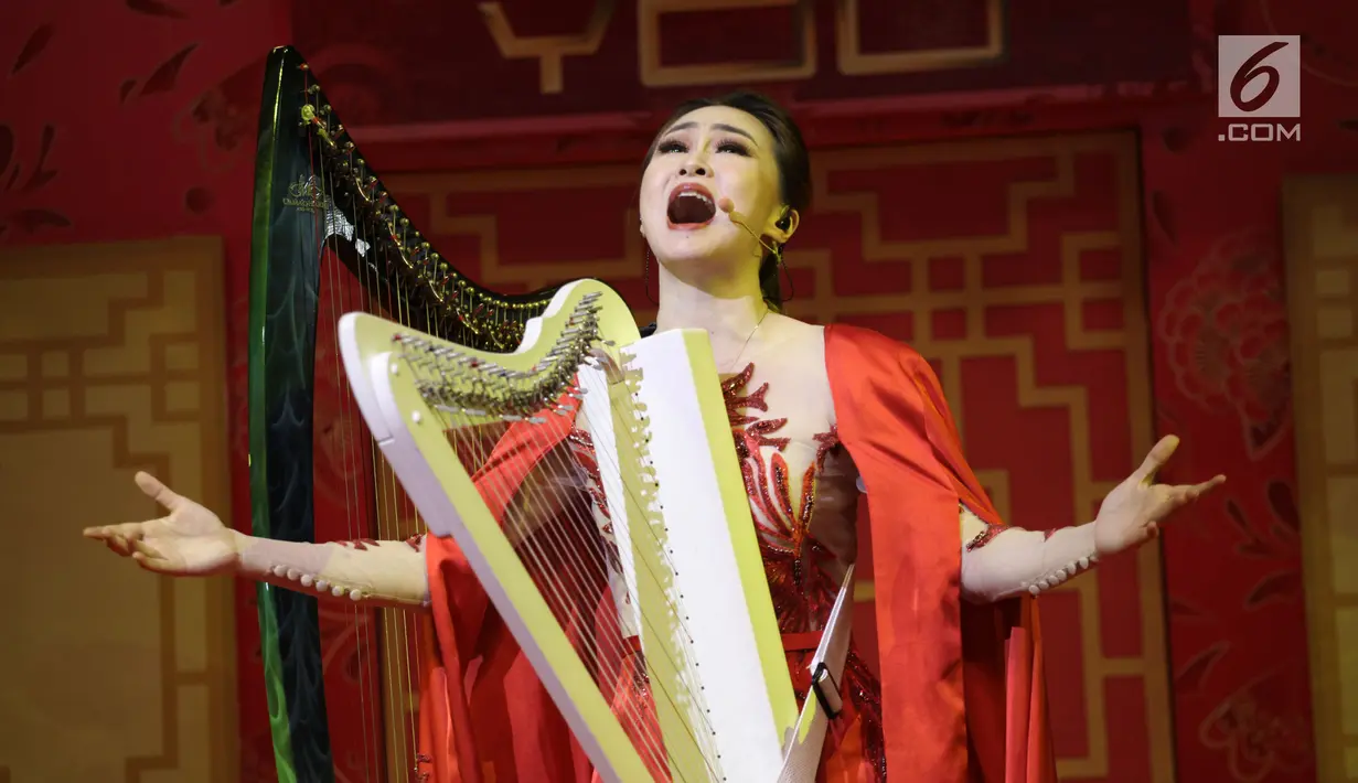 FOTO: Rayakan Imlek, Harpist Angela July Hibur Penonton - Foto Liputan6.com