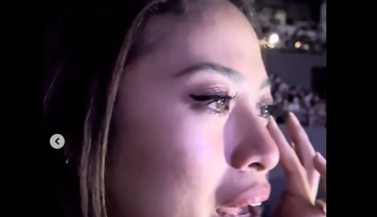 Keseruan Giring Ganesha dan Cynthia Riza Nonton Konser 25 Tahun Padi ...