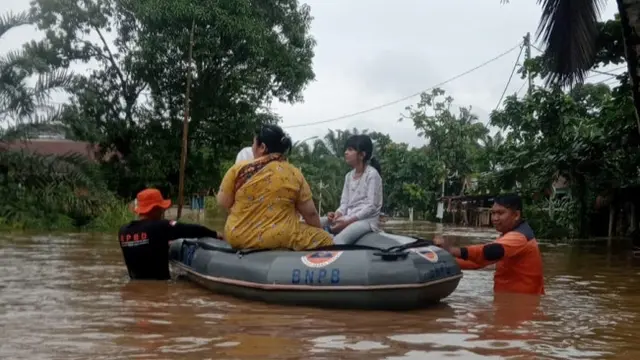 Banjir di Riau Meluas Rendam 7 Kabupaten, Kuansing Dilanda Longsor - Regional Liputan6.com