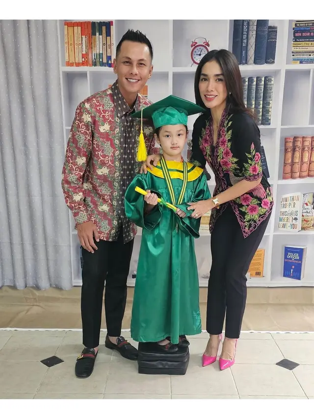 6 Potret Beda Gaya Ussy Sulistiawaty Hadiri Acara Kelulusan Anak ...