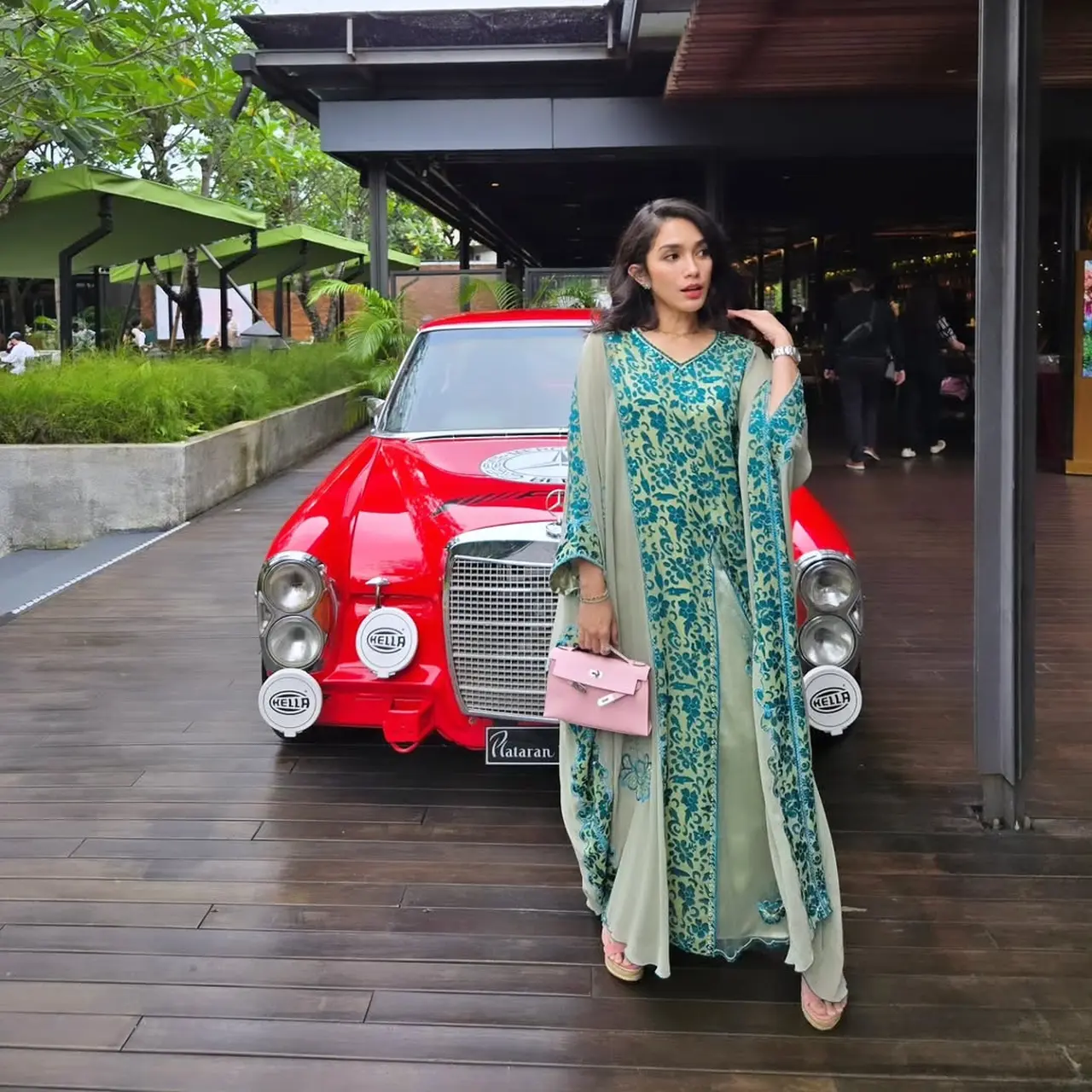 7 Potret Ussy Sulistiawaty Pakai Kaftan Almarhum Ibu, Tampil Anggun ...