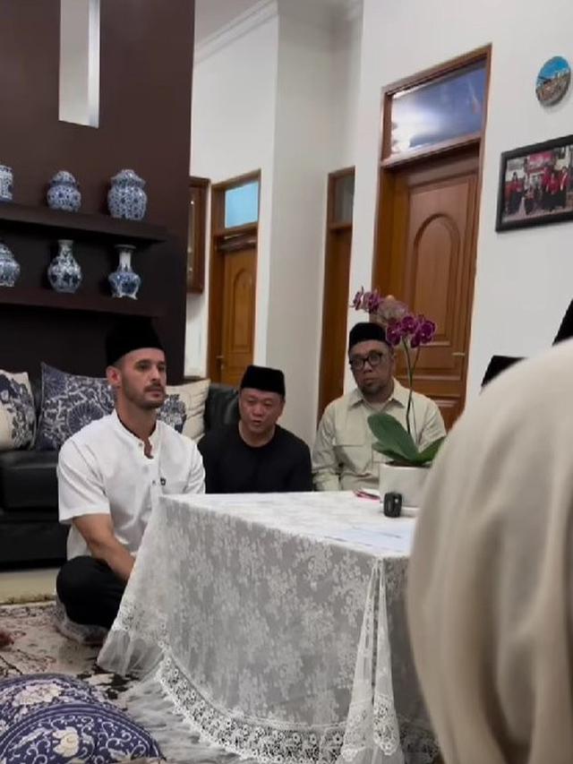 6 Momen Antonio Dedola Operasi Sunat Usai Mualaf, Didampingi Nikita ...