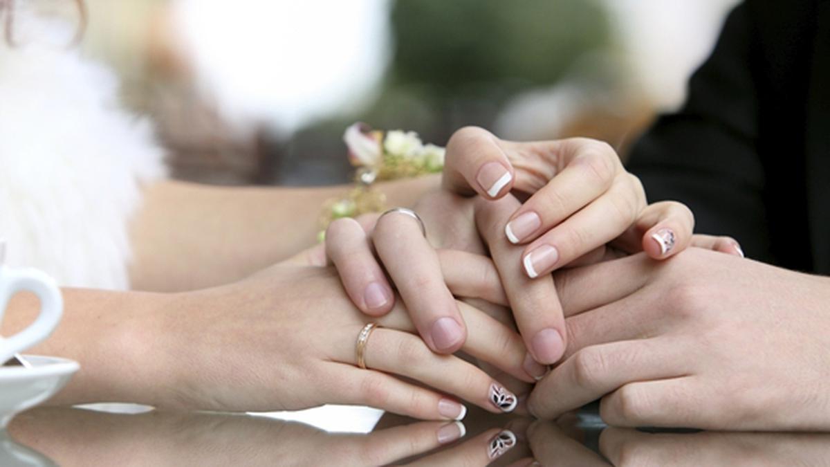 Tembus Batasan Usia Pria Nikahi Wanita 32 Tahun Lebih Tua