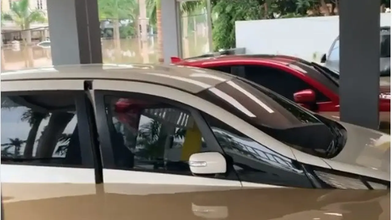 6 Potret Rumah Parto yang Kebanjiran, Koleksi Mobil Mewahnya Terendam ...
