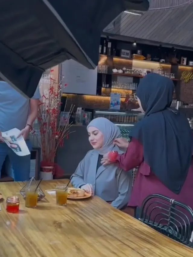 7 Potret Irish Bella Sibuk Syuting Saat Ammar Zoni Ditangkap Lagi Kasus Narkoba - Hot Liputan6.com