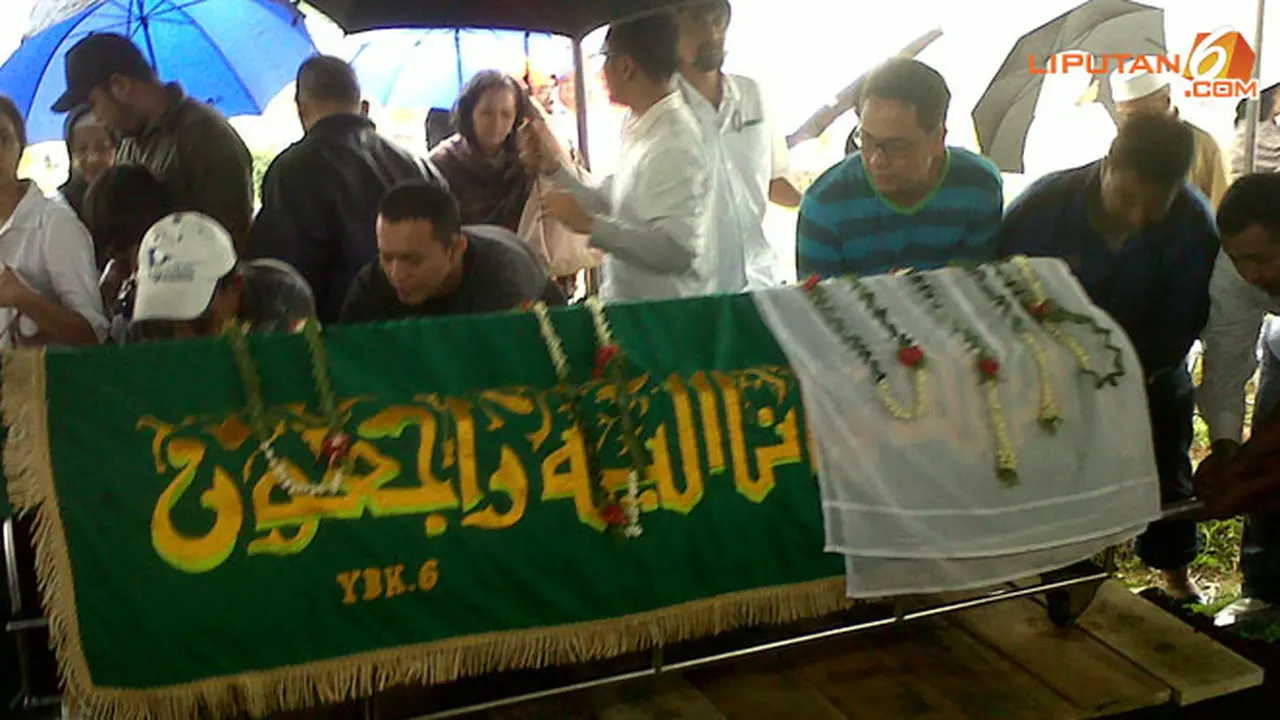 Disambut Hujan, Jenazah Ully Artha Tiba di TPU Tanah Kusir - ShowBiz ...