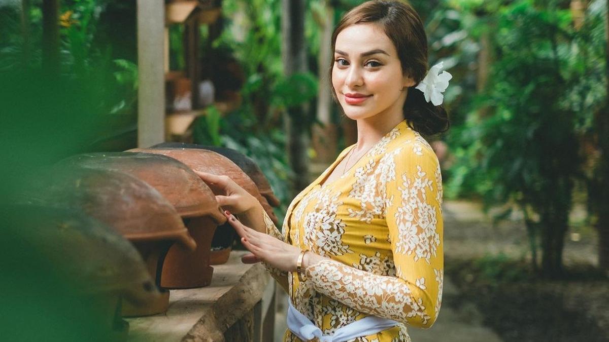 6 Pesona Nora Alexandra dalam Balutan Kebaya Bali, Tampil Anggun