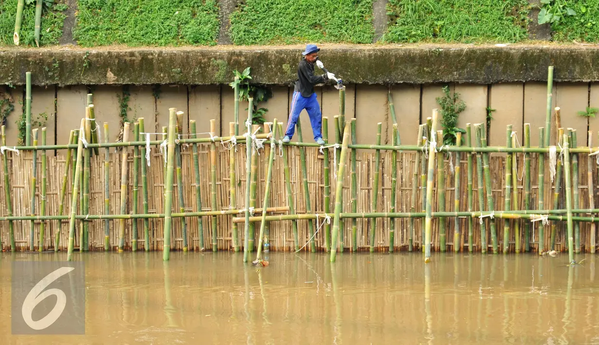 Cegah Longsor, Turap Bambu Dipasang Hingga 600 Meter - Foto Liputan6.com