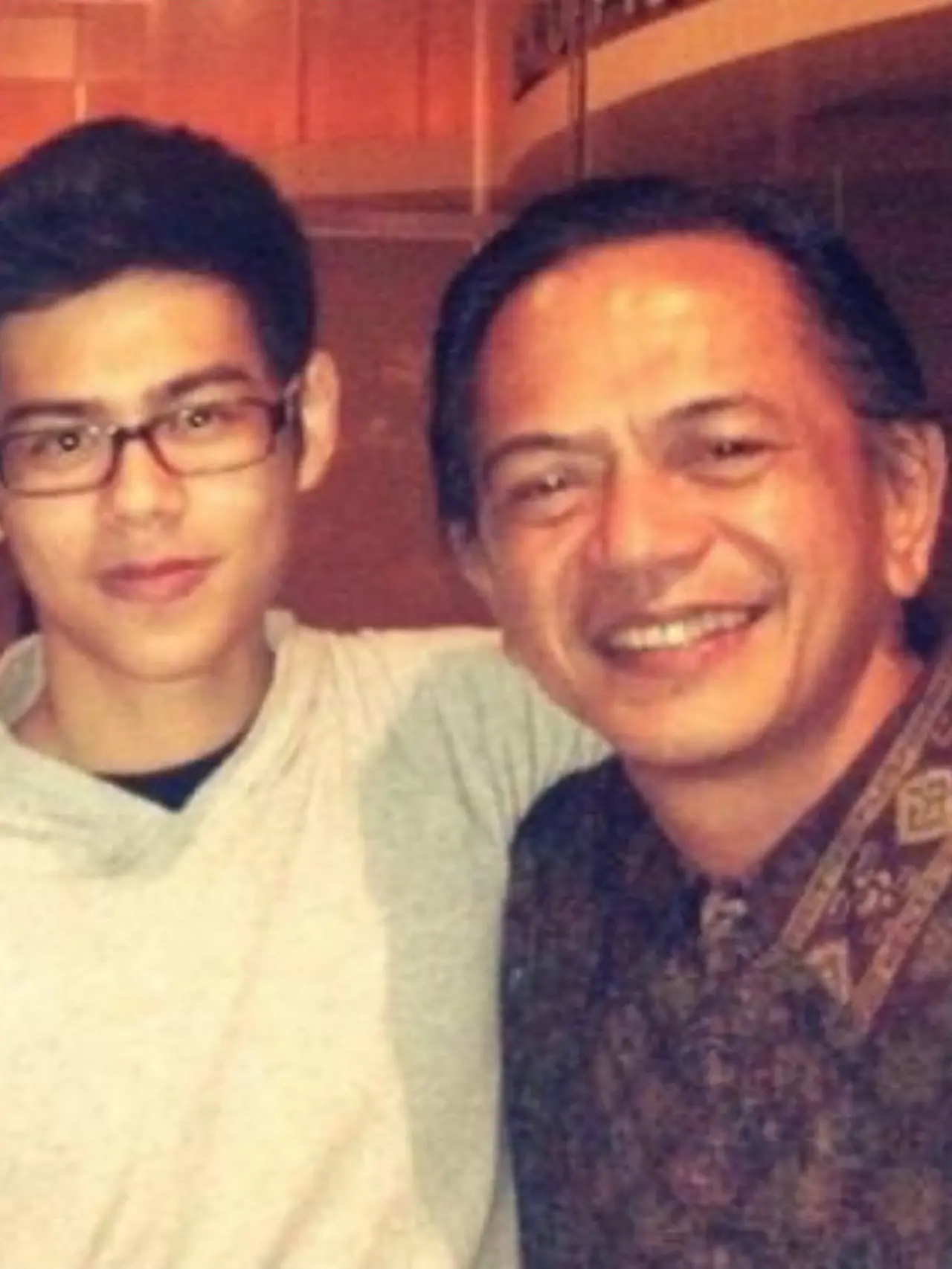 6 Potret Kenangan Hangat Surya Sahetapy dan Ray Sahetapy, Sosok Ayah Penyayang - Hot Liputan6.com