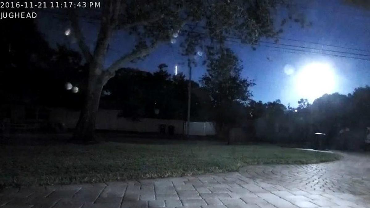 Bola Api Misterius Melesat di Langit AS, Meteor atau...? - Global ...