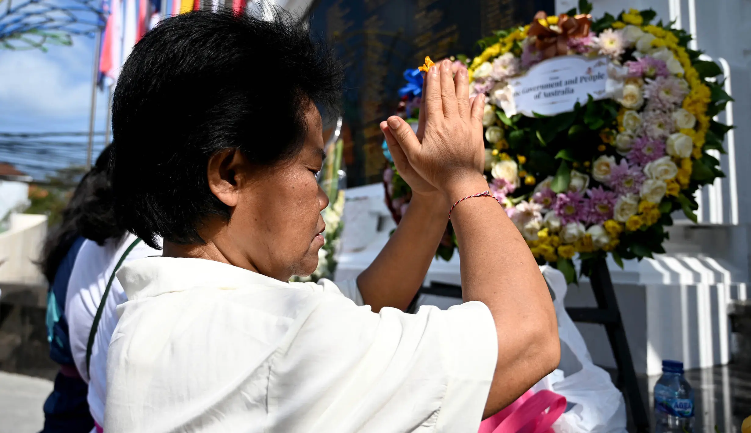 22 Tahun Tragedi Bom Bali I, Keluarga Korban Tabur Bunga dan Berdoa di ...