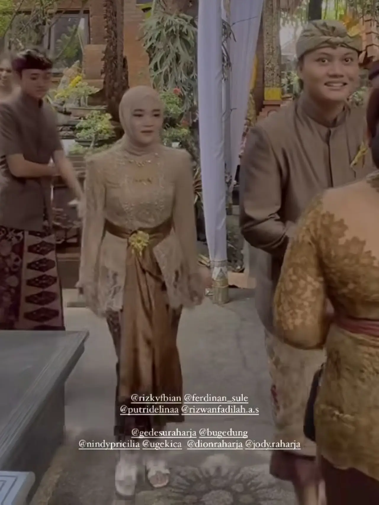 6 Tampilan Putri Delina Kenakan Kebaya Dipadu Sandal Hermes saat Antar ...