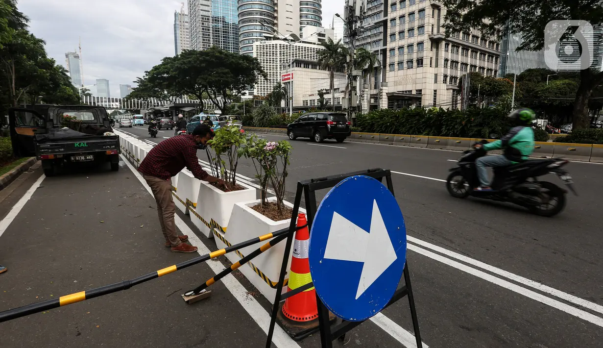 FOTO: Jalur Sepeda di Jalan Sudirman-Thamrin Mulai Dipermanenkan - Foto ...