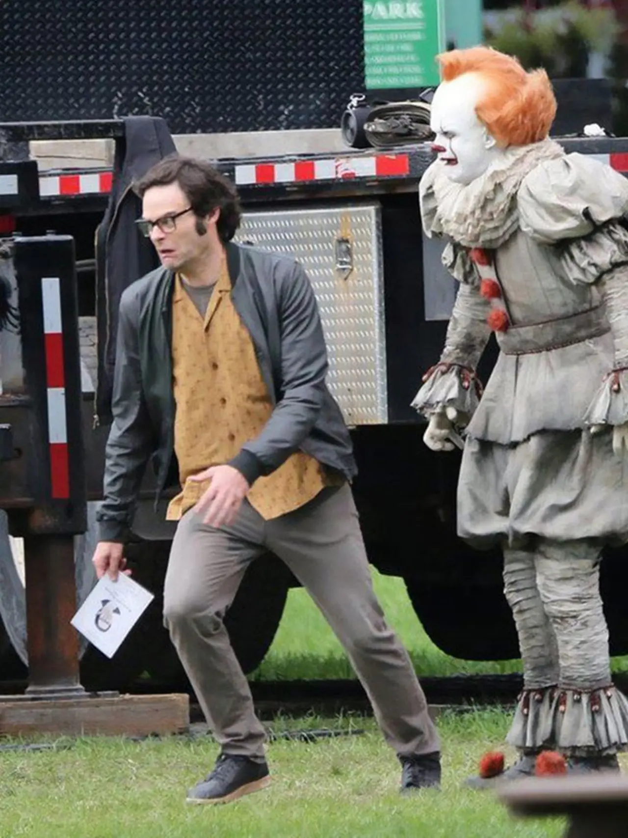 Kocak, Ekspresi Bill Hader Takut Lihat Mata Skarsgard di Balik Layar IT ...