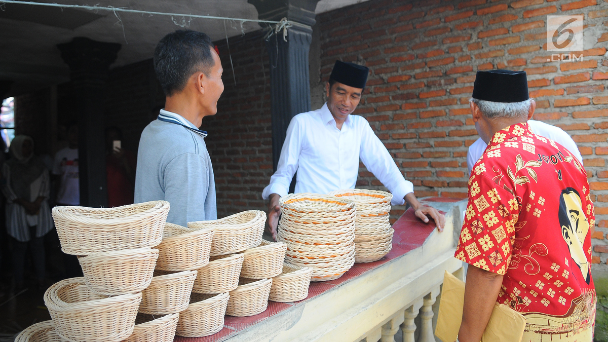 FOTO: Jokowi Tinjau Industri Rotan di Cirebon - Foto Liputan6.com