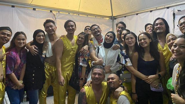 The Prediksi Pamer Foto Bareng Para Istri Usai Manggung di ...