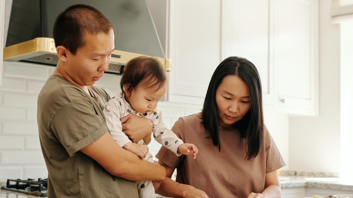 5 Cara Mengatasi Perbedaan Pola Asuh - Parenting Fimela.com