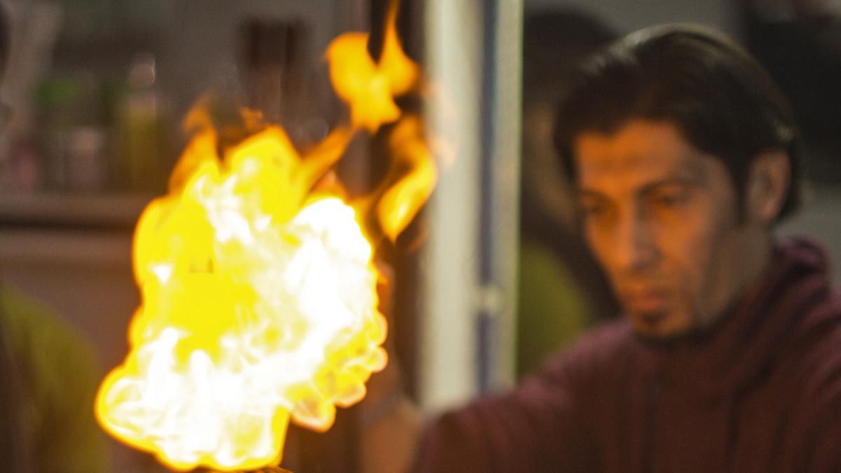 5 Perawatan Unik, Tampar Wajah hingga Potong Rambut dengan Api - Global ...