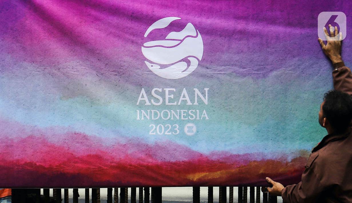 Banner KTT ASEAN 2023 Terpasang pada 100 Tiang Monorel di Rasuna Said
