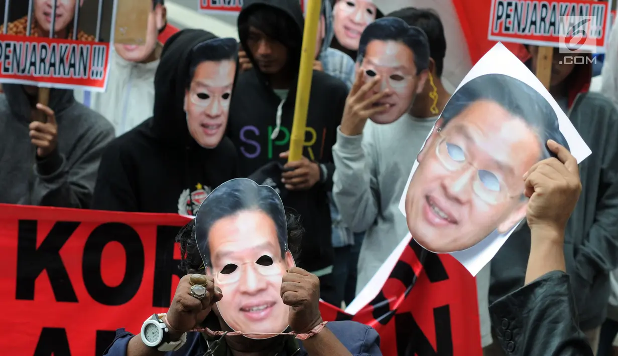 FOTO: Aksi Massa Bertopeng James Riady di Depan Gedung KPK - Foto ...