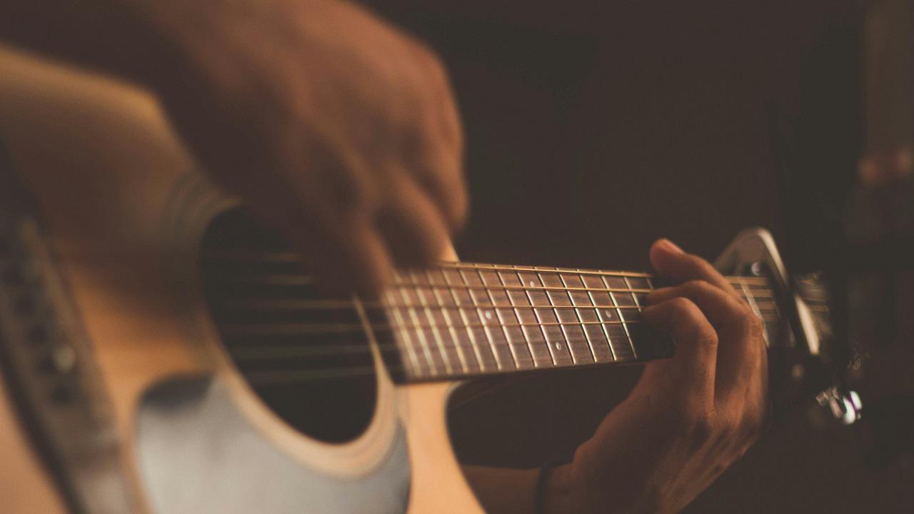 Kunci Gitar Buih Jadi Permadani, Lirik Lengkap dan Chord Sederhana ...