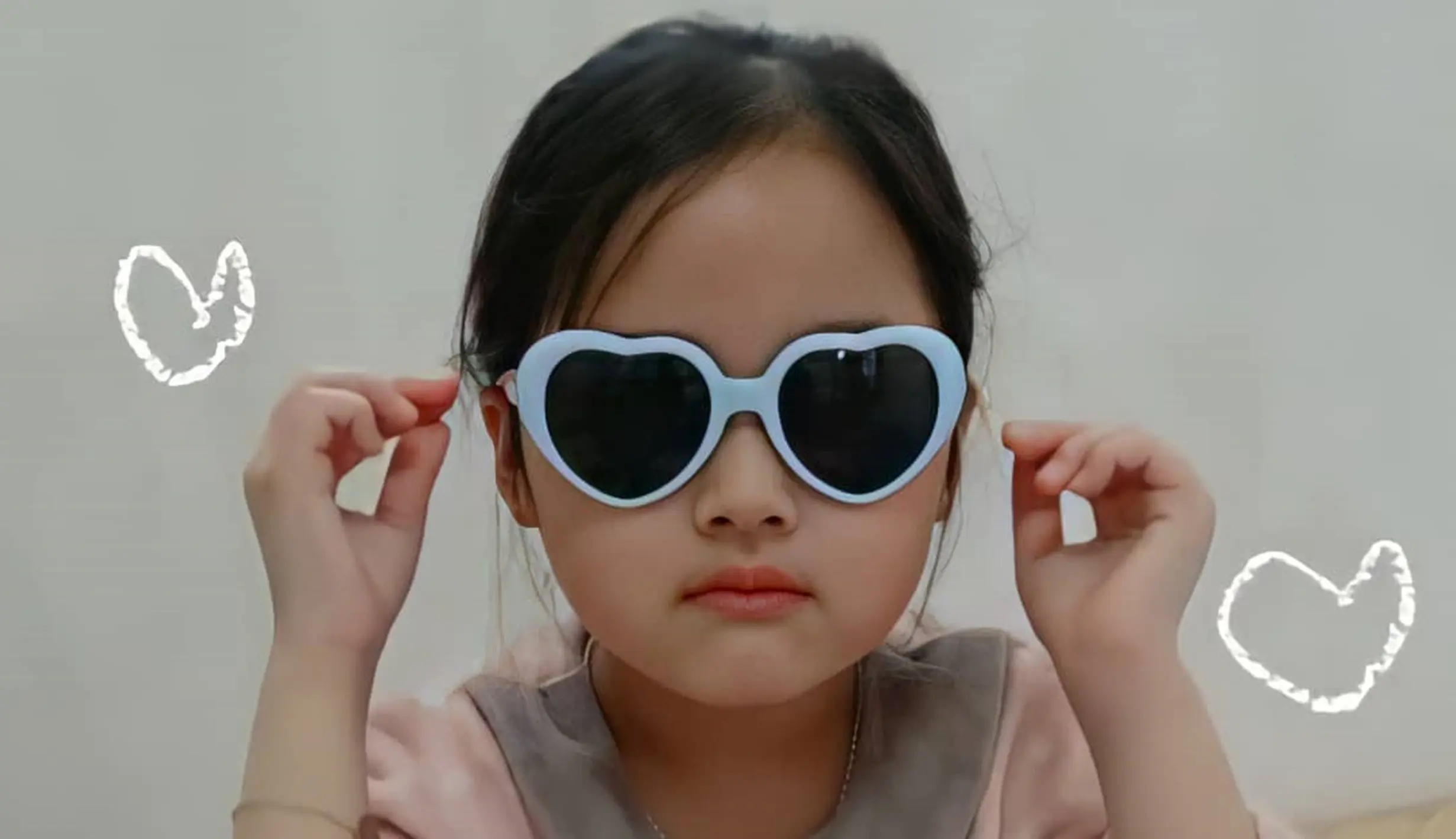 FOTO: Gaya Kwon Yuli Pakai Kacamata, Kian Menggemaskan - Foto Liputan6.com