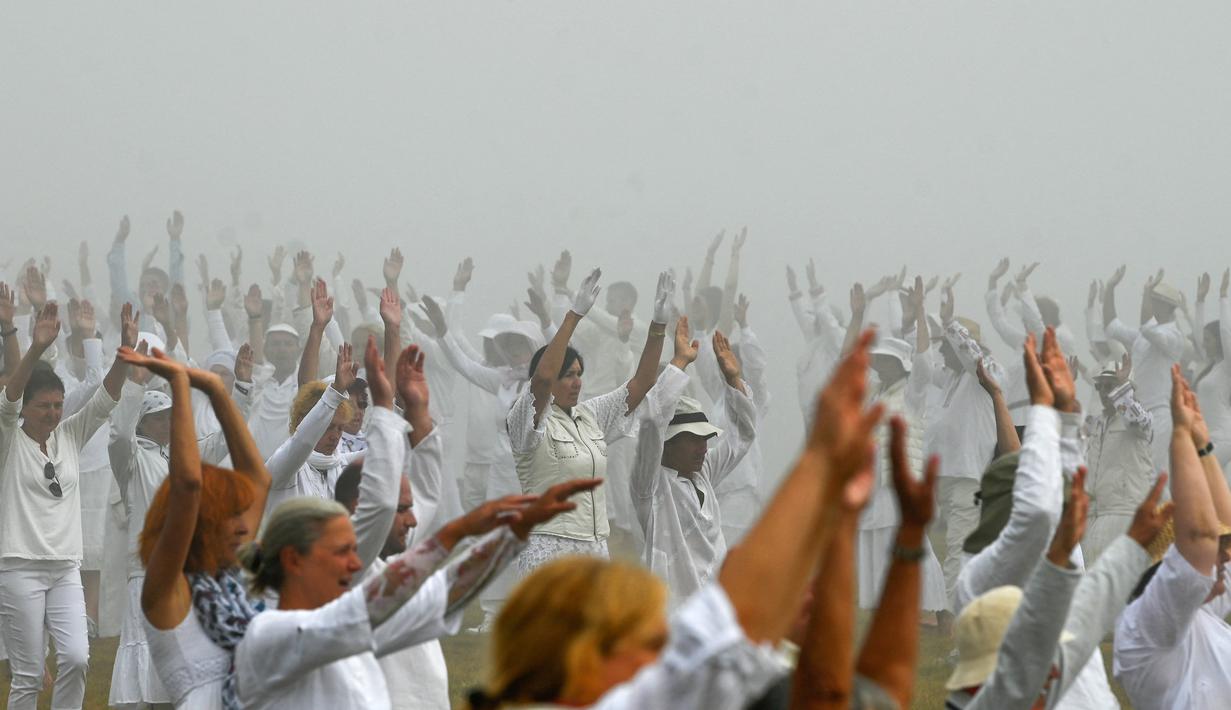 FOTO: Ritual Keagamaan Persaudaraan Putih di Puncak Gunung Rila - Foto ...