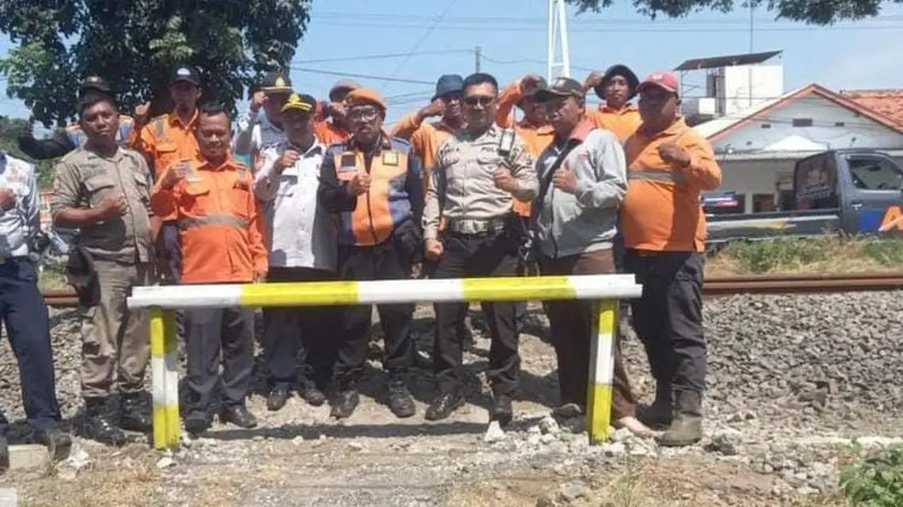 Dishub Probolinggo Tertibkan Jalur Liar di Perlintasan Sebidang Pemicu Kecelakaan Kereta Api ...