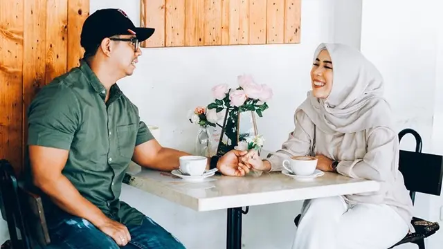 7 Potret Fitri Tropica dan Sang Suami, Mesra dan Kompak Banget - Hot ...