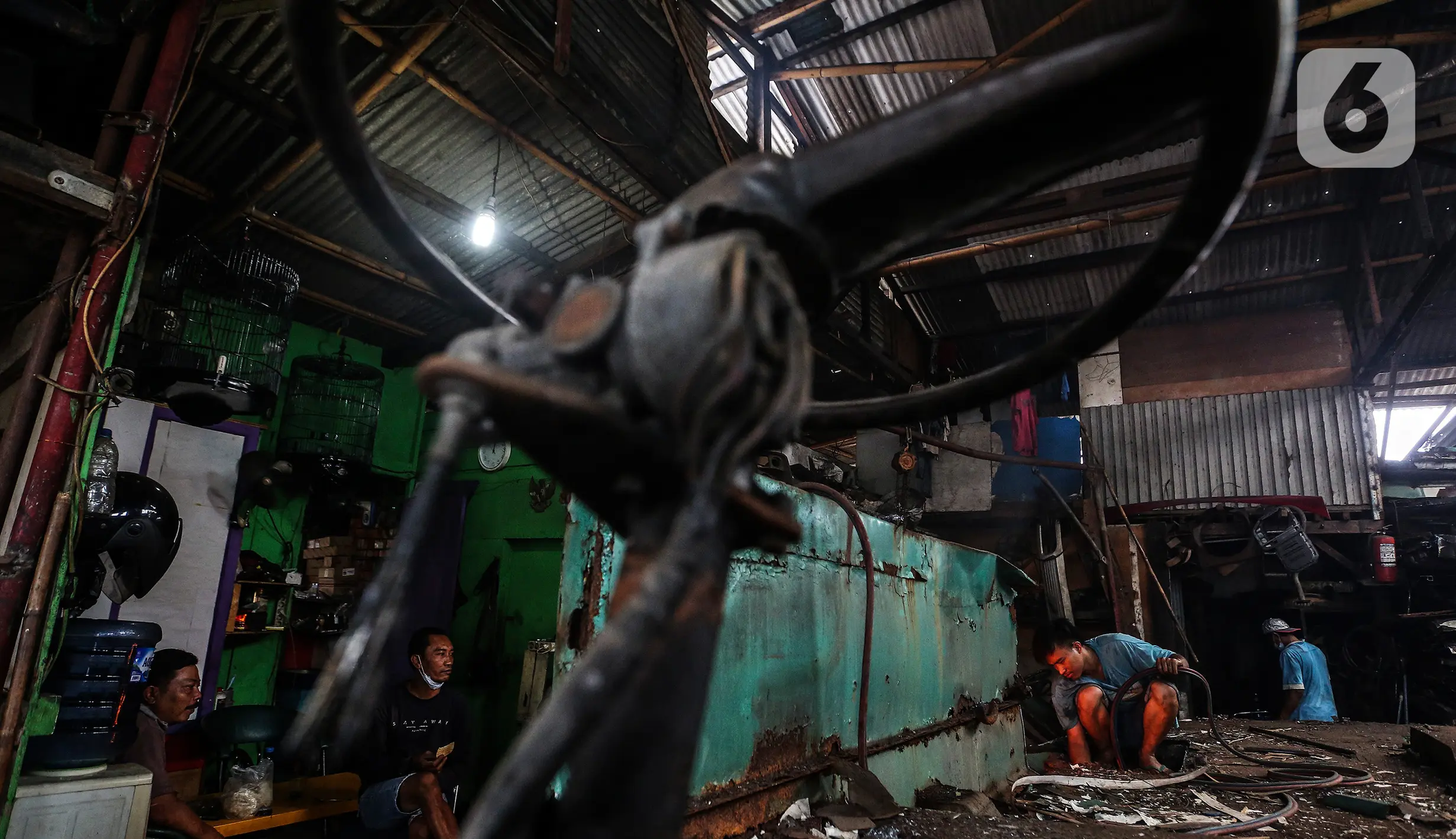 FOTO: Nasib Kopaja Tua yang Kini Dijual Kiloan - Foto Liputan6.com