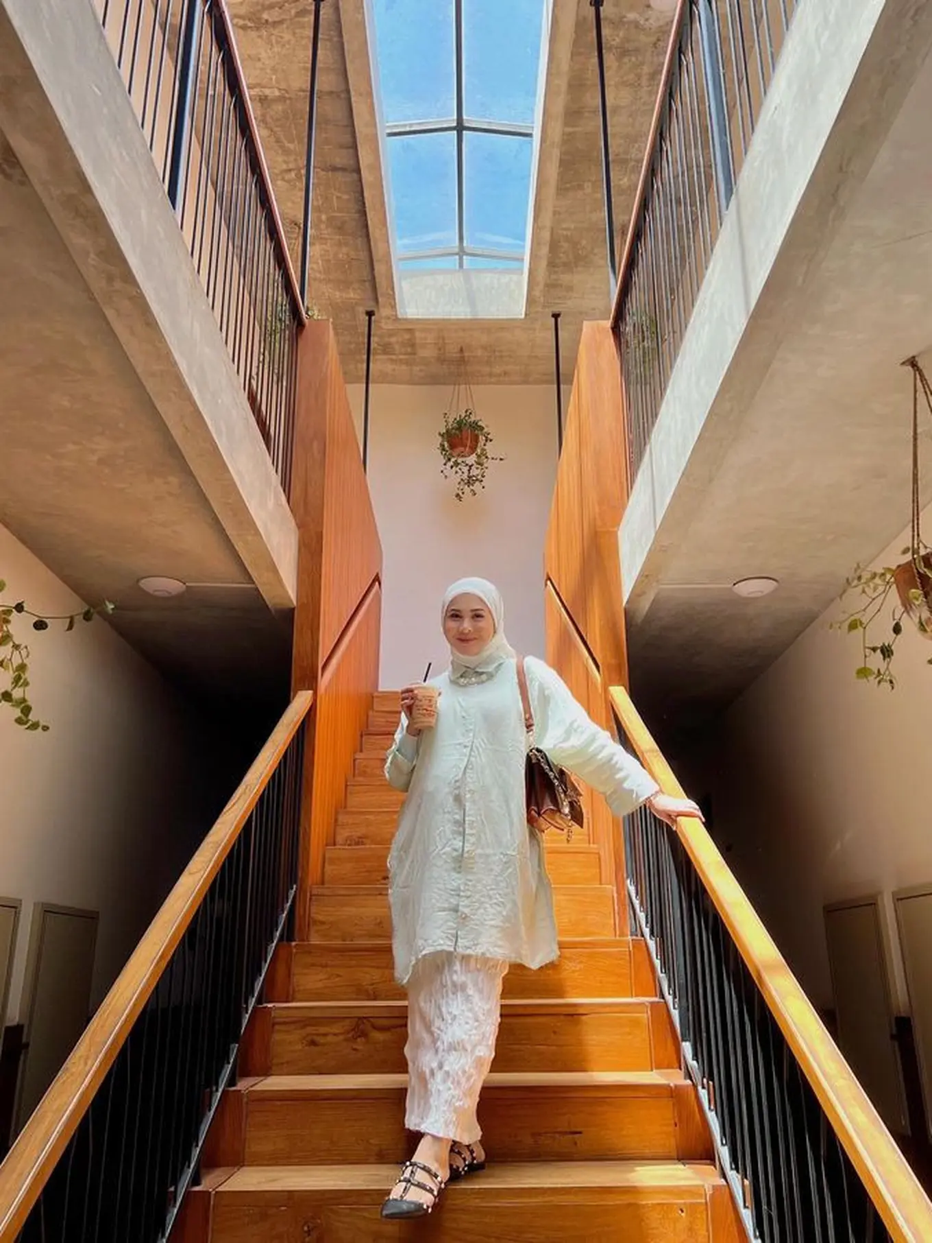 4 Model Kebaya Brokat Modern dengan Hijab dari Kesha Ratuliu hingga Ria ...