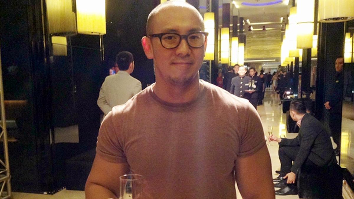 Andreas Odang, Tampilkan Dress Cocktail Elegan Dengan Dominasi Black & Gold