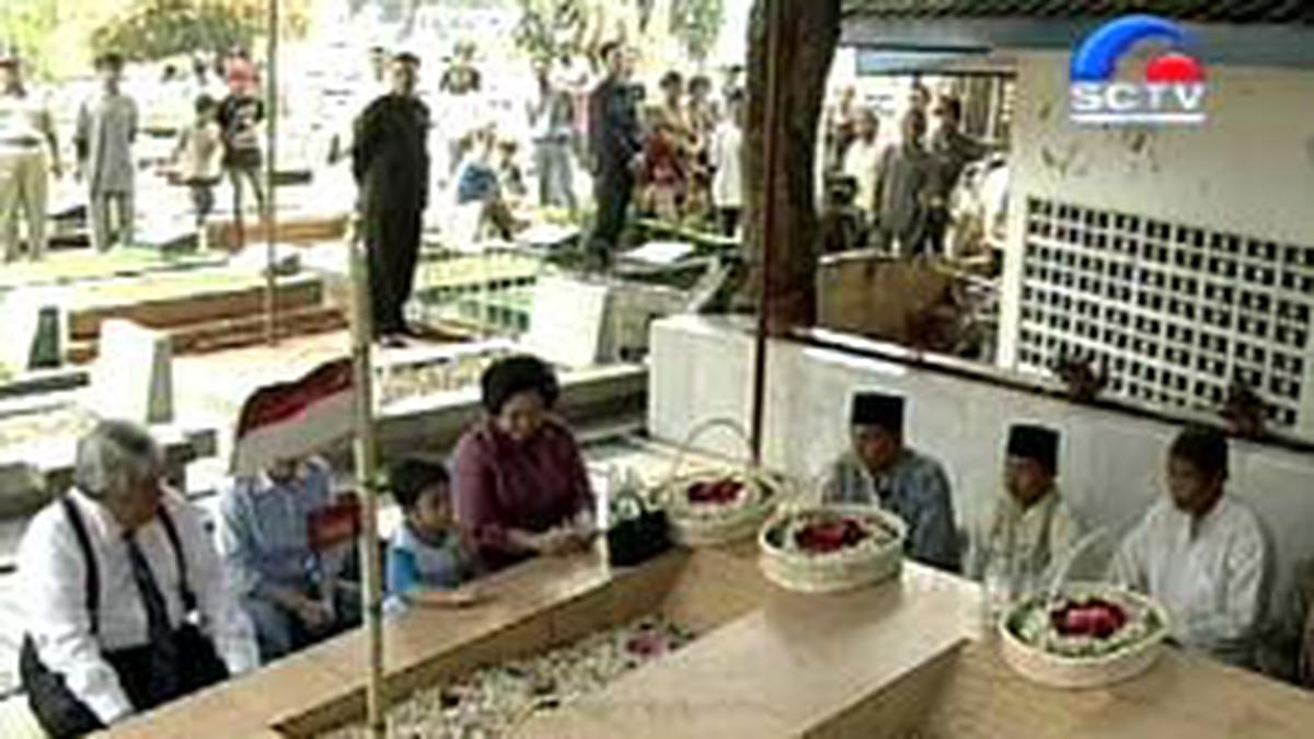 Megawati Menabur Bunga di Pusara Ibu Fatmawati - News Liputan6.com