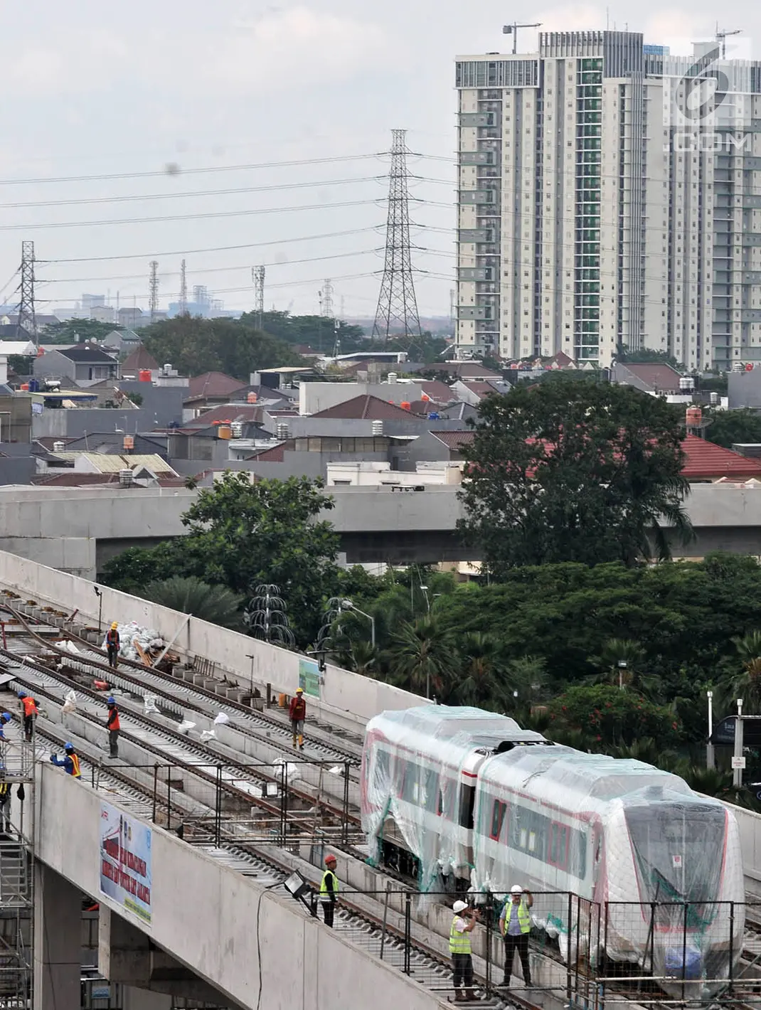 FOTO: Melihat Kereta LRT Terparkir di Depo Kelapa Gading - Foto ...