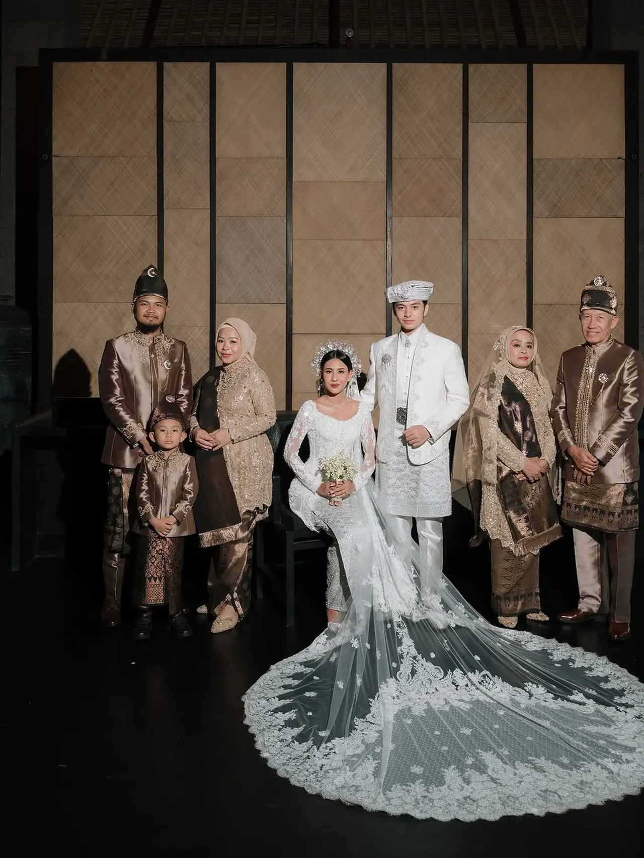 6 Potret Keluarga Angga Yunanda dan Shenina di Akad Nikah, Berbusana ...