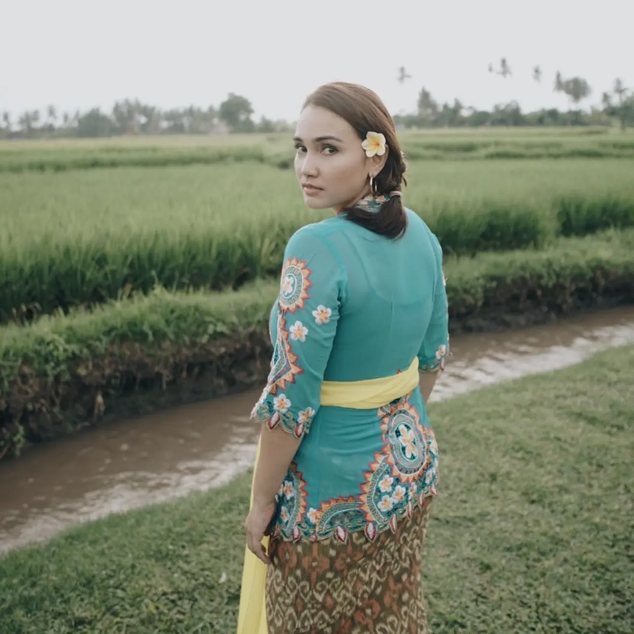 6 Pesona Feby Febiola yang Tak Pernah Memudar, Cantik dan Awet Muda di ...