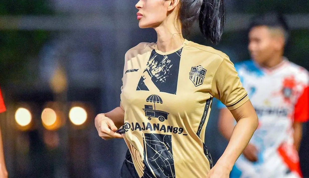 Jadi Presenter Olahraga, Ini Potret Karra Syam dalam Balutan Jersey ...