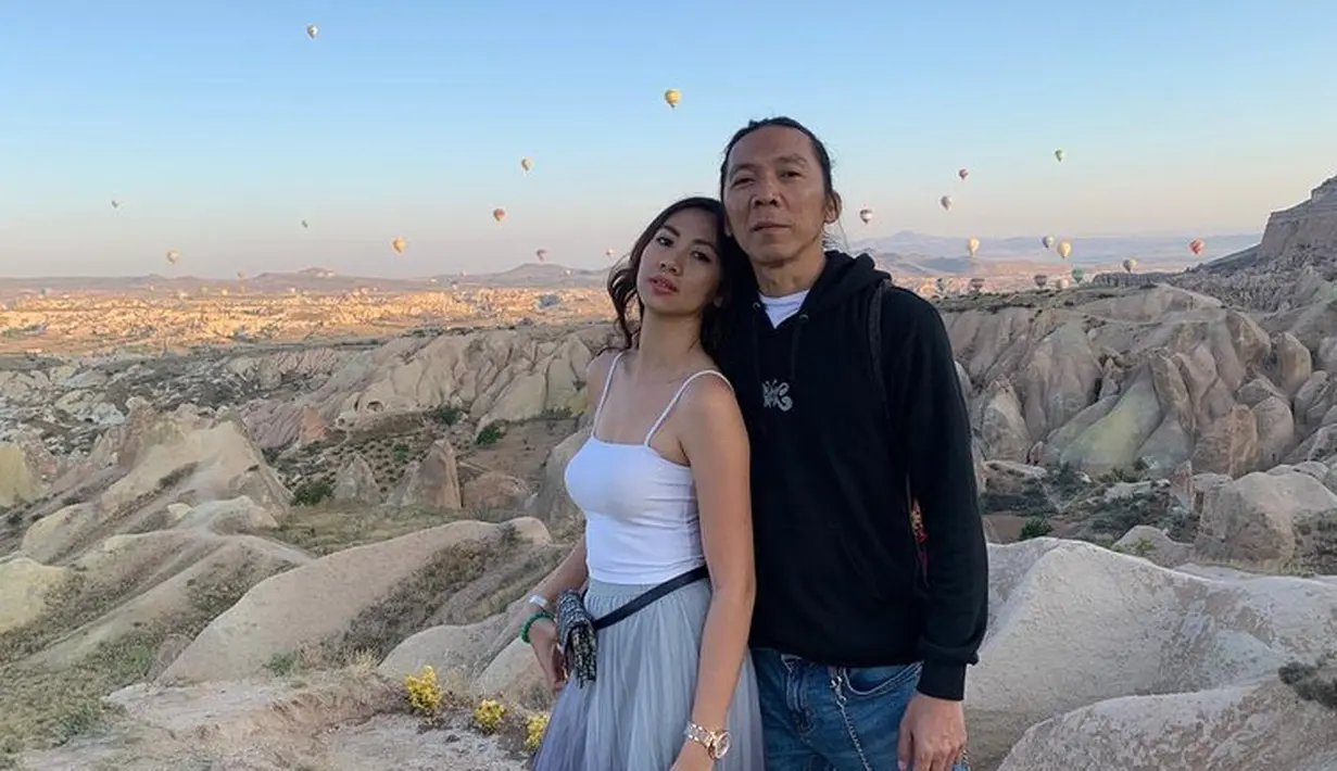 Beda Usia 17 Tahun, Berikut 11 Potret Keharmonisan Bimbim dan Reny Setiawati - Photo Fimela.com