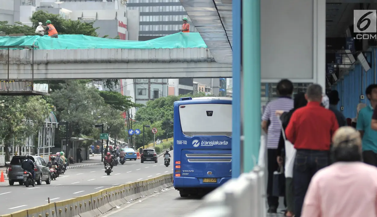 FOTO: Urai Kemacetan, JPO Tosari Dibongkar - Foto Liputan6.com