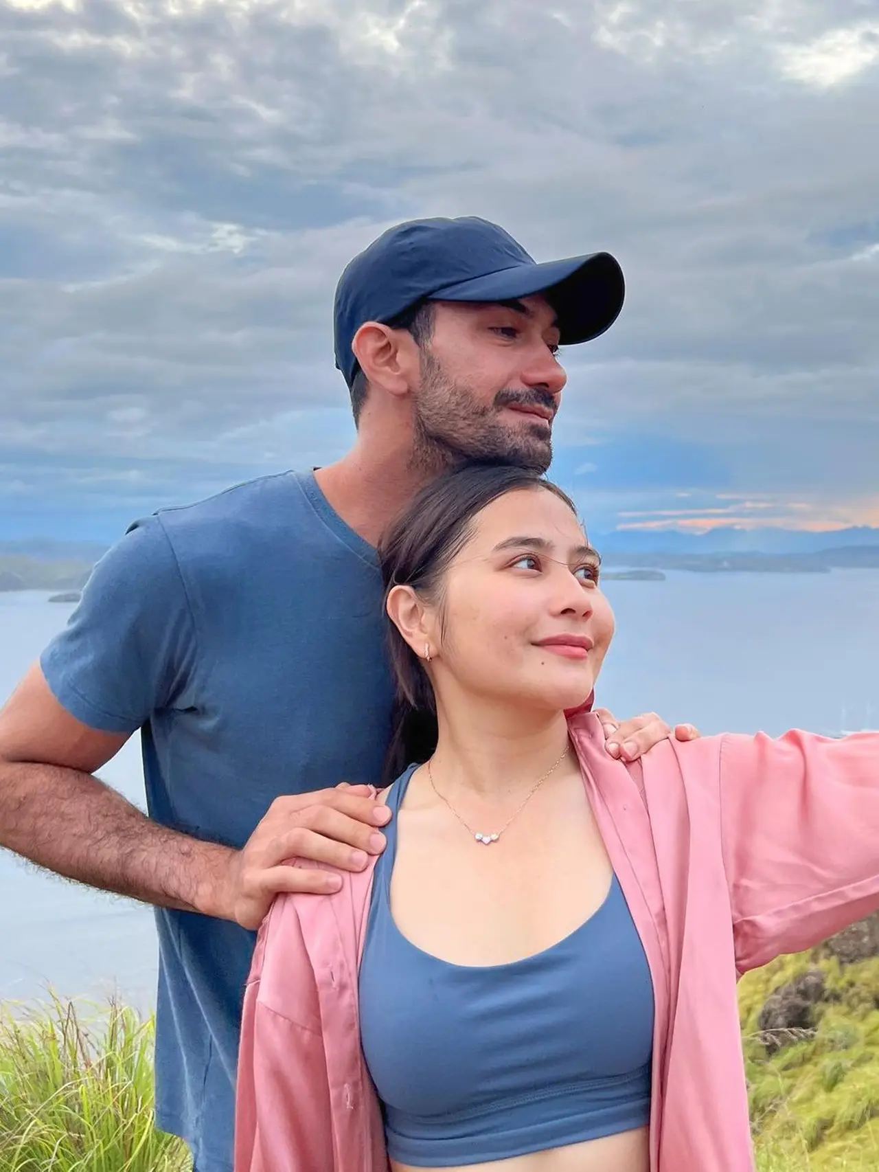 6 Potret Prilly Latuconsina Liburan ke Labuan Bajo, Unggah Foto Bareng Reza Rahadian - Hot ...