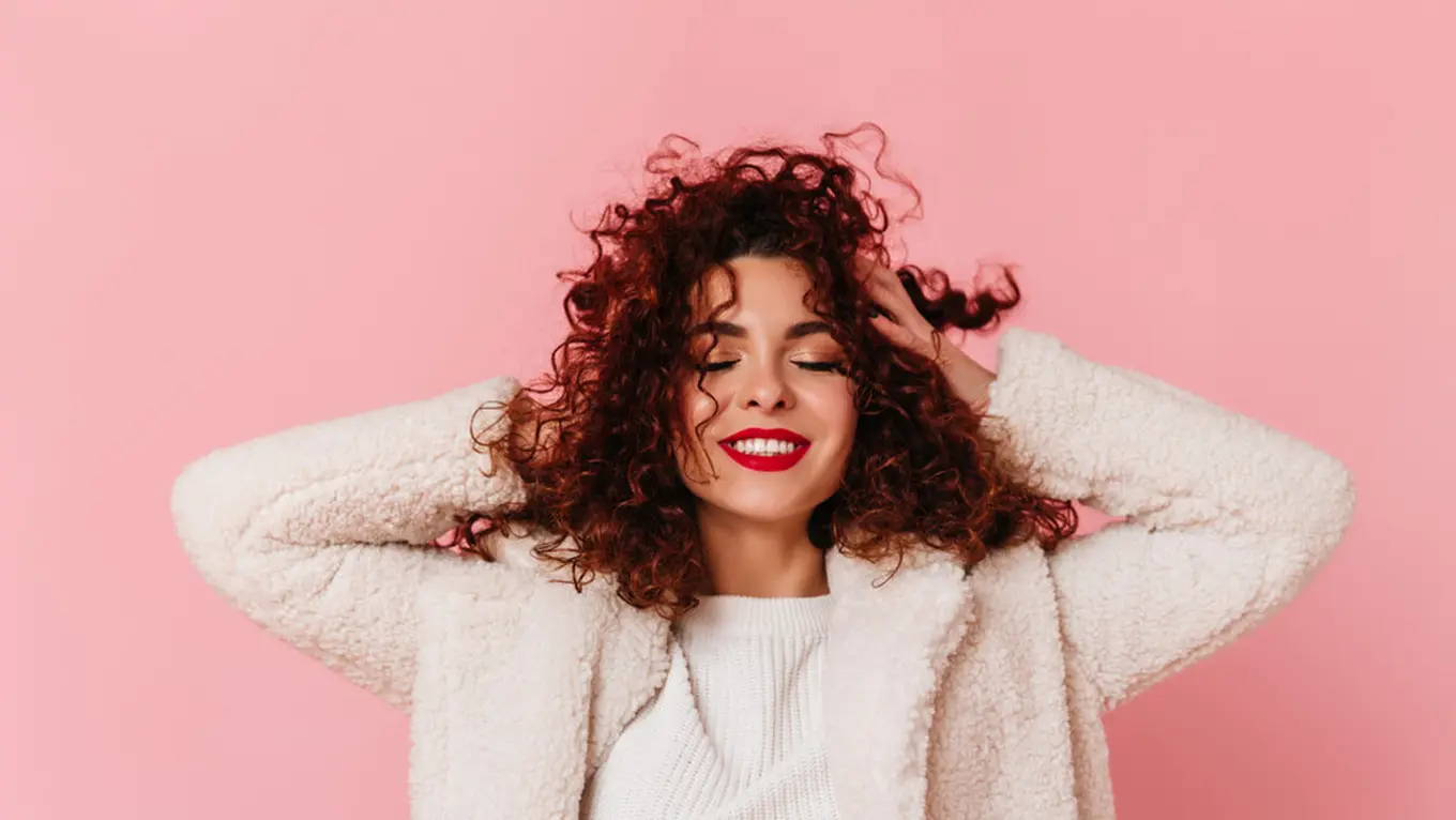 14 Cara Merawat Rambut Sehat untuk Si Pemilik Curly Hair agar Lembut ...