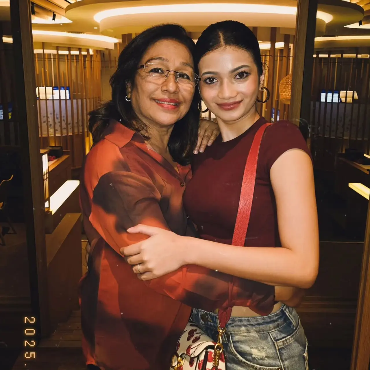 6 Potret Kedekatan Ratu Sofya dan Ibu Cornelio Sunny, Kabar Sudah Menikah Makin Kuat - Hot ...