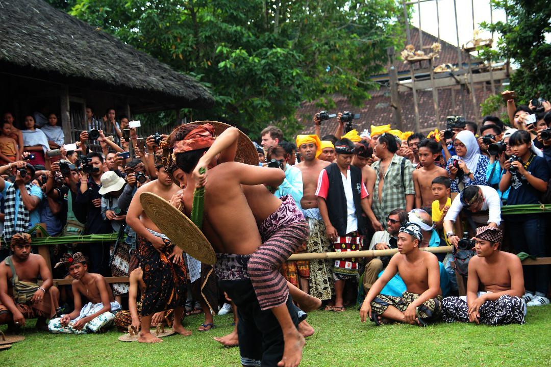 Perang Pandan, Tradisi Tahunan Menghormati Dewa Indra - Regional ...